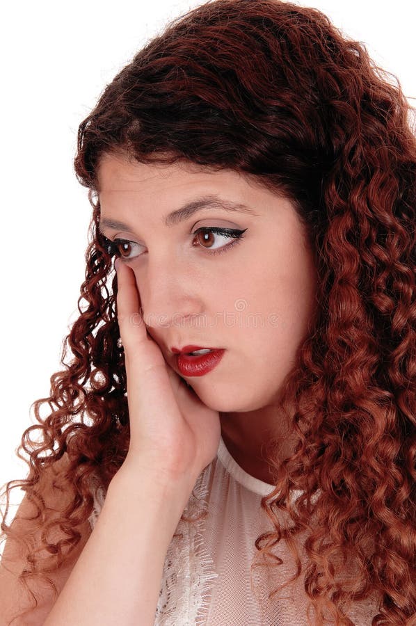 Mujer De Mirada Triste Que Se Sienta En Piso Imagen de archivo - Imagen ...