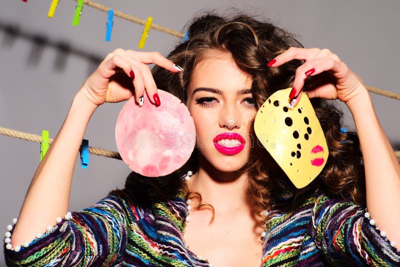 Mujer Loca De Moda En Vestido De Fiesta Y Peluca Mujer Loca Con Mirada ...