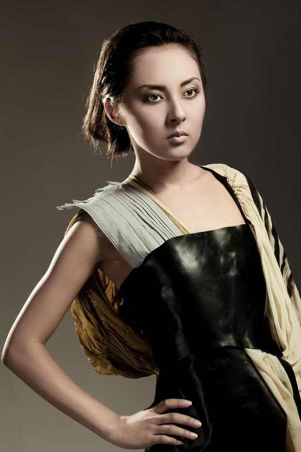 Mujer De Moda Moderna Sobre Gris Imagen de archivo - Imagen de gris ...