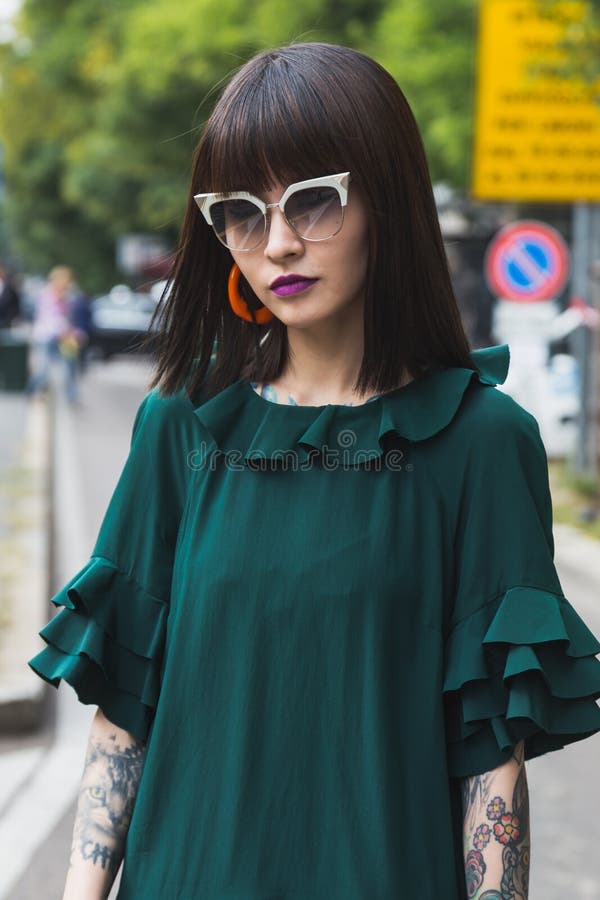 Mujer De Moda Que Presenta Durante Milan Fashion Week Imagen de archivo ...