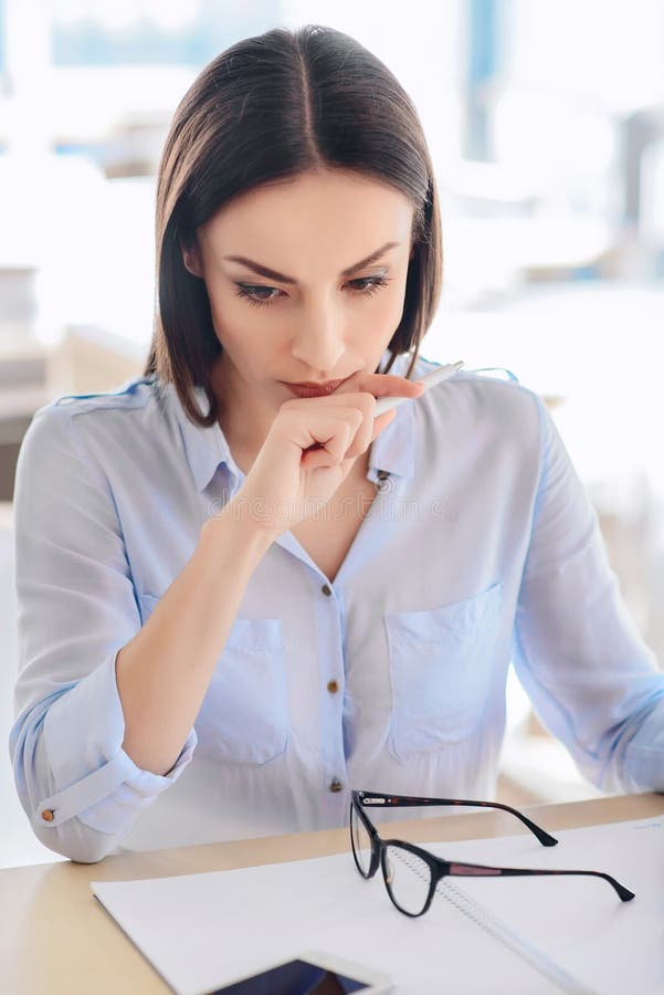 Mujer Decepcionada Que Se Sienta En La Tabla Imagen de archivo - Imagen ...