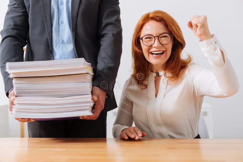 Mujer Dedicada Emocional Lista Para Trabajar Imagen de archivo - Imagen ...