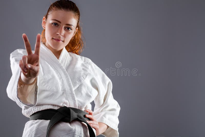 Mujer del karate foto de archivo. Imagen de gris, confidente - 74693524