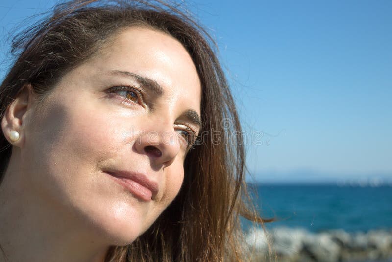 Mujer Del Retrato 45 Años En La Calle, Al Aire Libre Foto de archivo ...