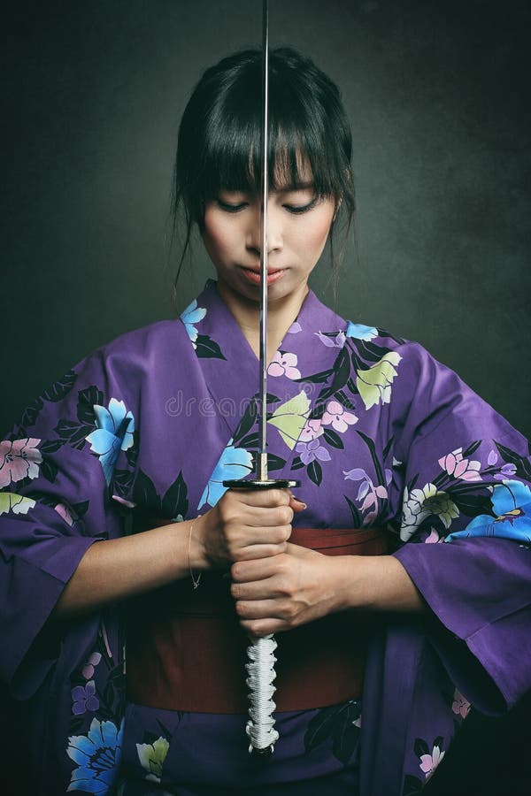 Mujer Samurái Con Espada Katana Foto de archivo - Imagen de tradicional ...