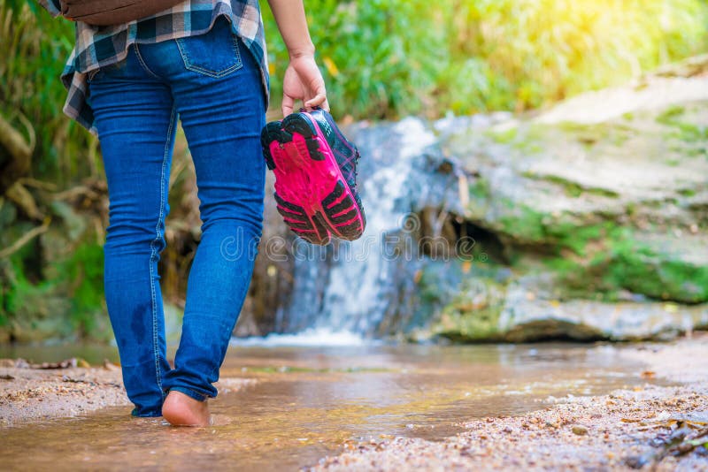 Mujer Que Camina Descalzo En Rastro Del Bosque Foto de archivo - Imagen ...