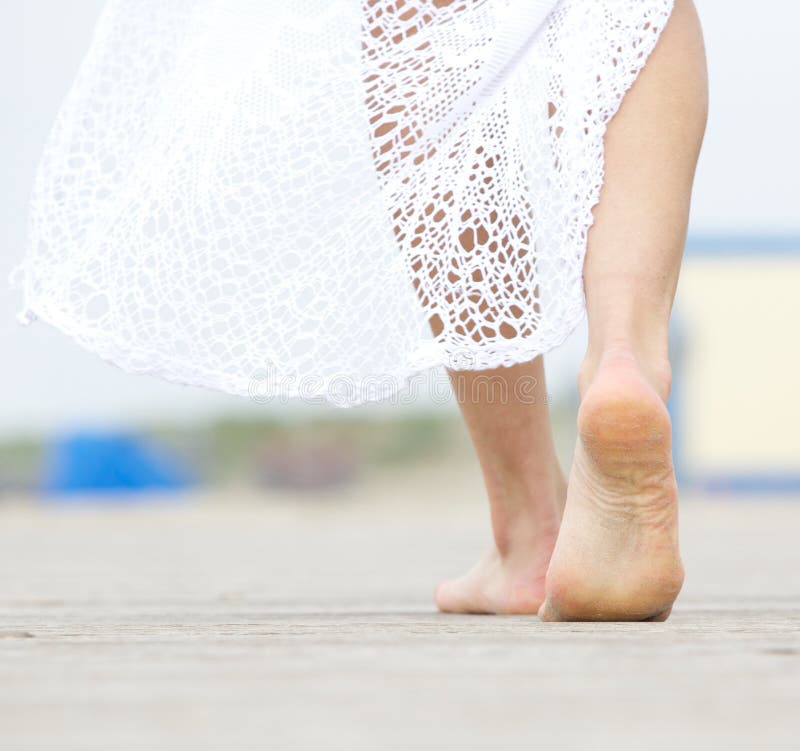El Caminar De La Mujer Joven Descalzo Al Aire Libre Imagen de archivo ...