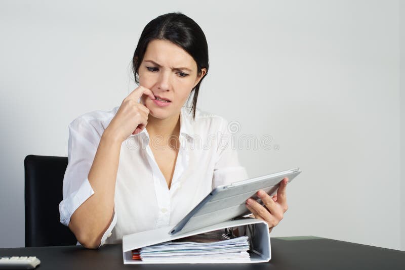 Lectora Desconcertada Que Se Ve Asombrada En Un Libro Niña Estudiante ...