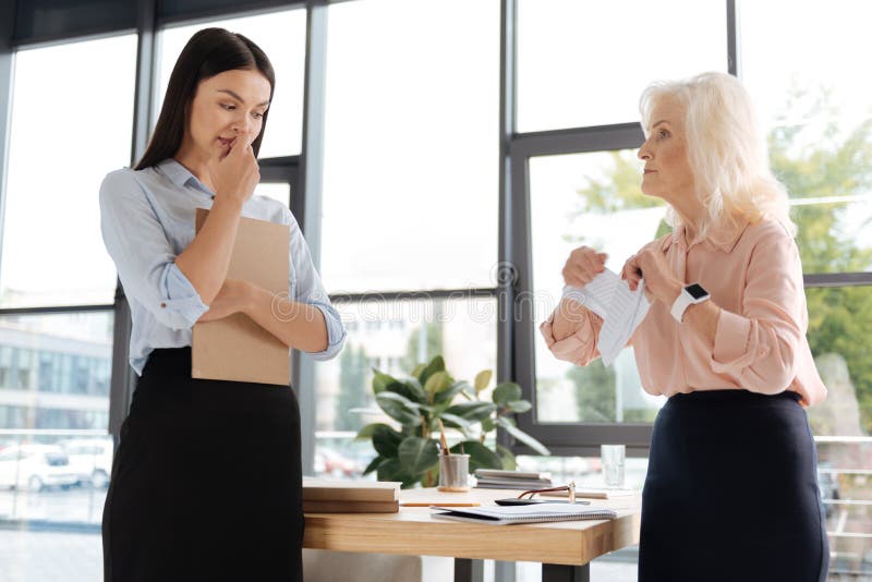 Mujer Descontenta Enojada Que Rasga Para Arriba El Documento Foto de ...