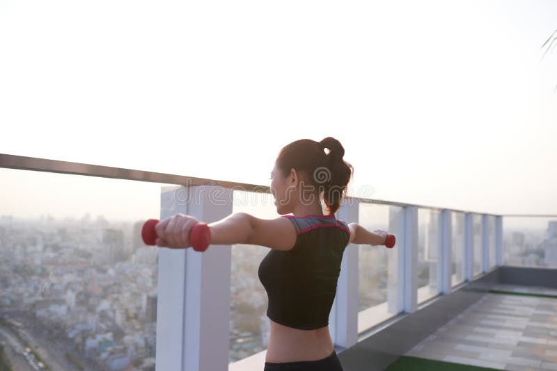 Mujer Determinada Que Pierde Peso En Su Casa Y Hace Ejercicio Con ...