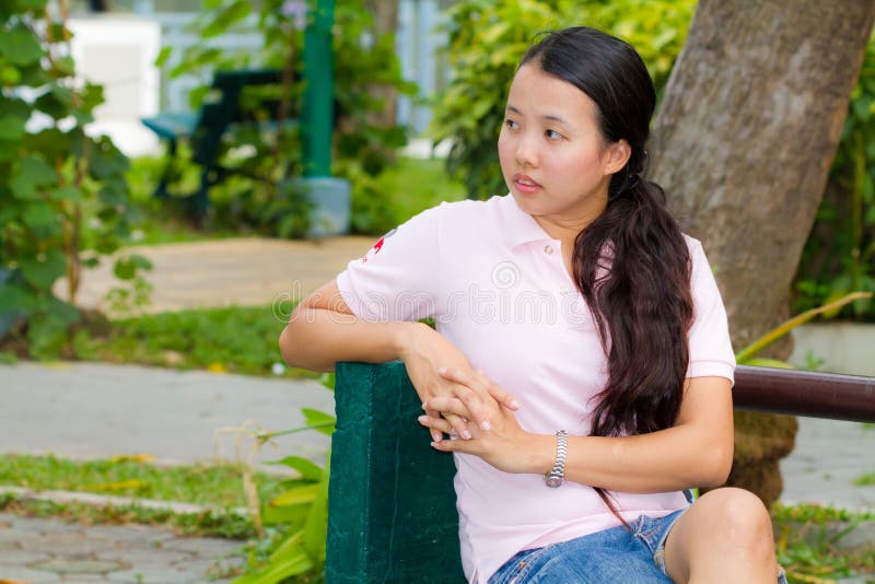 Mujer distraída en parque imagen de archivo. Imagen de muchacha - 24230329