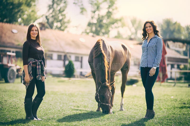 Mujer Dos En Rancho Con El Caballo Foto de archivo - Imagen de semental ...