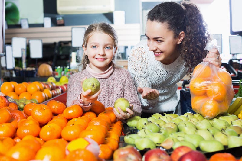 Compra De Frutas Del Concepto De Comestibles Imagen de archivo - Imagen ...