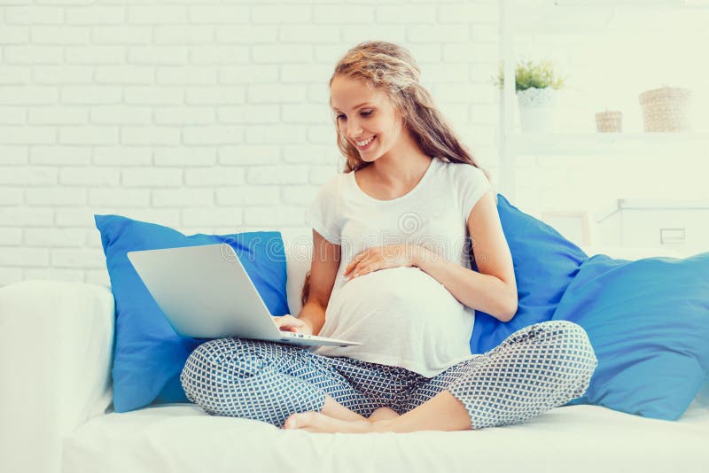 Figura De Una Mujer Embarazada En La Ropa Interior Negra Para ...