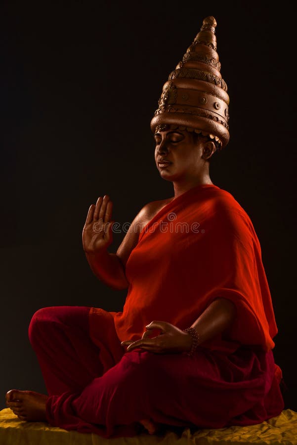 Mujer Embarazada En La Mirada De Buda Foto de archivo - Imagen de ...