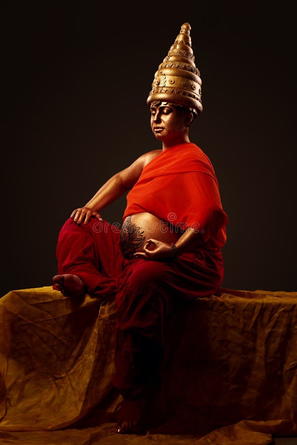 Mujer Embarazada En La Mirada De Buda Foto de archivo - Imagen de fondo ...