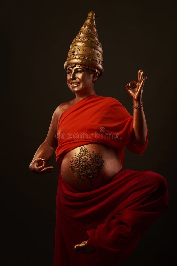 Mujer Embarazada En La Mirada De Buda Foto de archivo - Imagen de indio ...