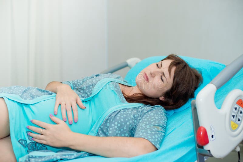 Mujer embarazada en parto foto de archivo. Imagen de abdomen - 48749702