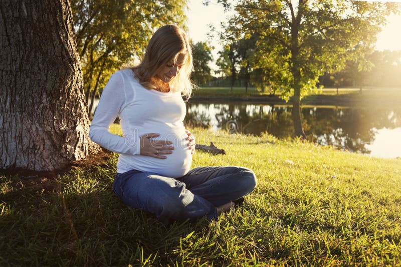 Mujer Embarazada Feliz Joven Que Relaja Y Que Disfruta De Vida En ...