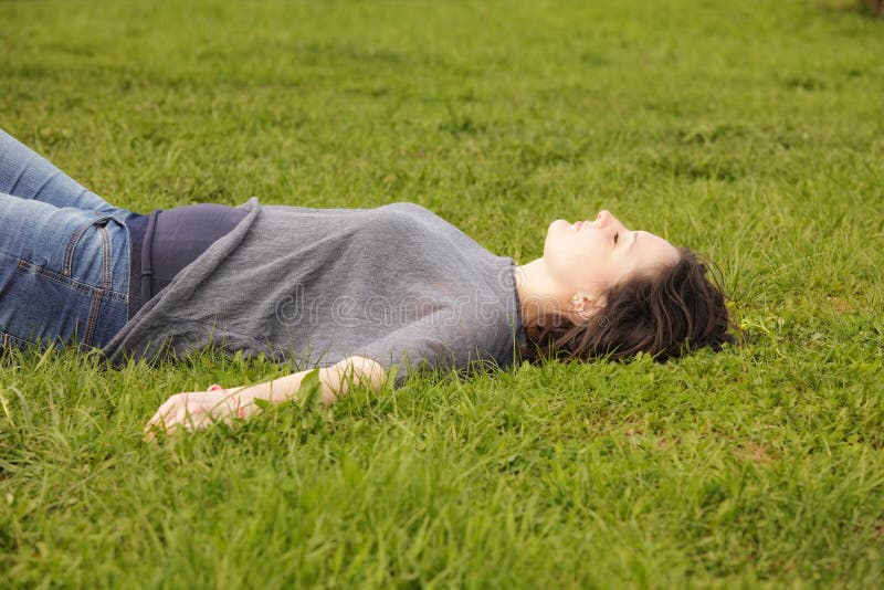 Mujer embarazada relajada imagen de archivo. Imagen de padre - 30993639