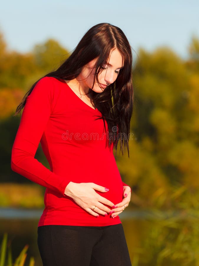 Mujer Embarazada Tranquila Relajada En El Parque Al Aire Libre Foto de ...