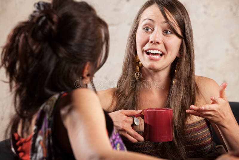 Mujer Emocionada Que Habla Con El Amigo Foto de archivo - Imagen de ...