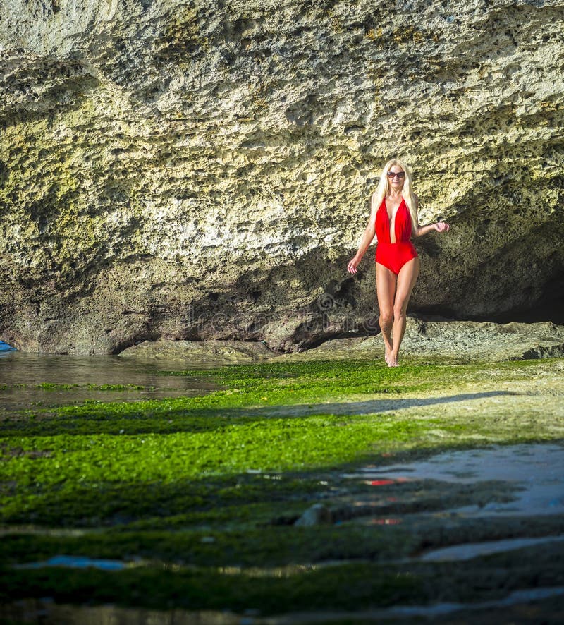 Arriba 102 Foto Mujer En La Playa En Bikini Mirada Tensa