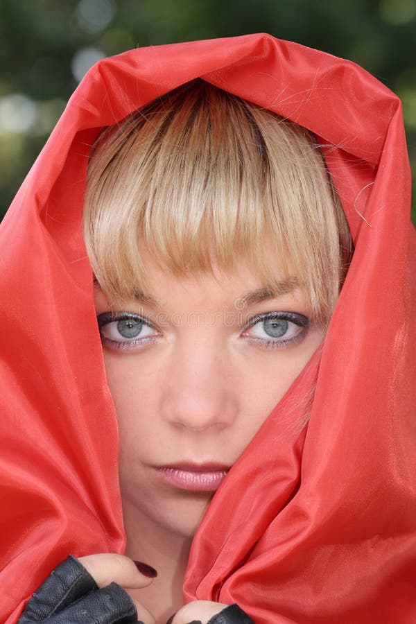 Mujer en capote rojo imagen de archivo. Imagen de capucha - 12412623