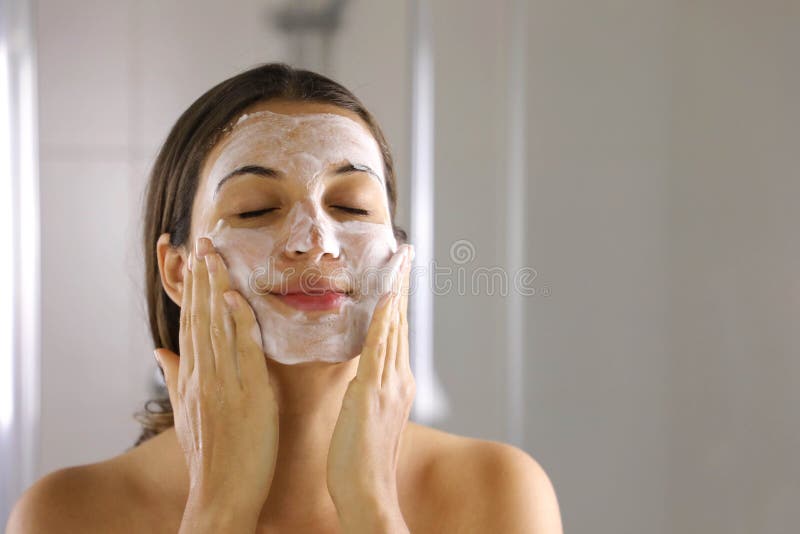 Mujer En El Cuidado De La Piel Lavando La Cara Espuma Jabón Limpiando