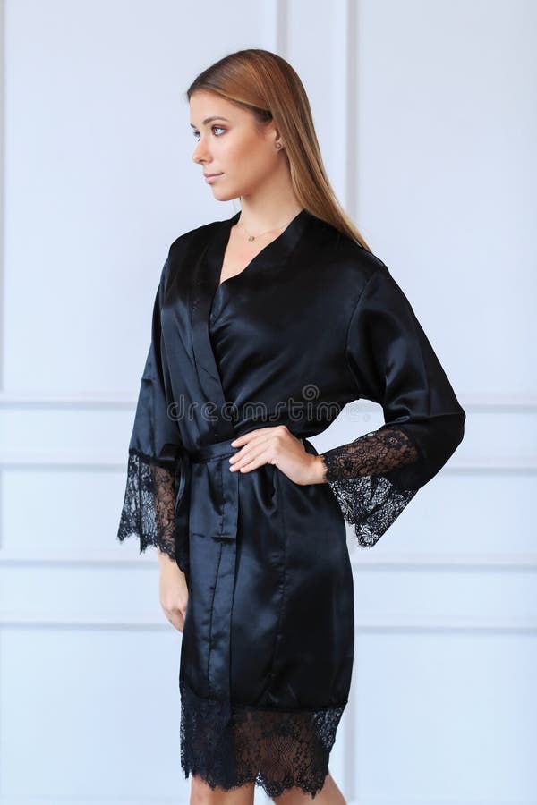 Mujer en el traje de seda imagen de archivo. Imagen de mujer - 132187783