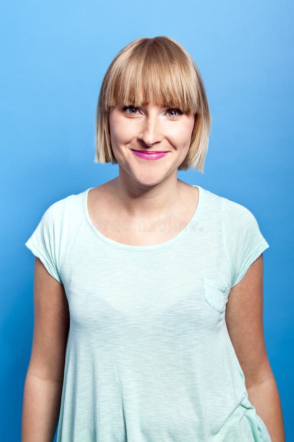 Mujer en fondo azul imagen de archivo. Imagen de lindo - 25656557