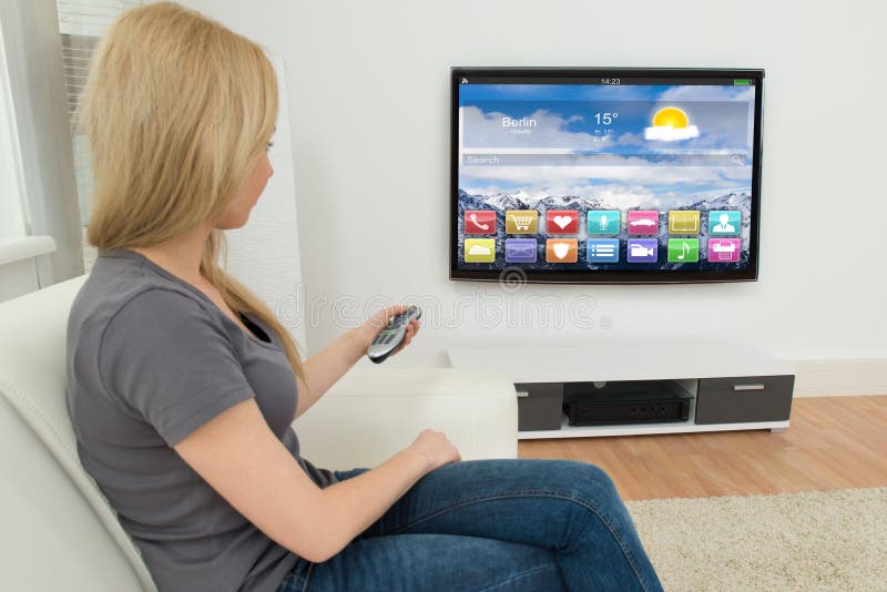 Mujer Delante De La Televisión Sin Señal Foto de archivo - Imagen de ...