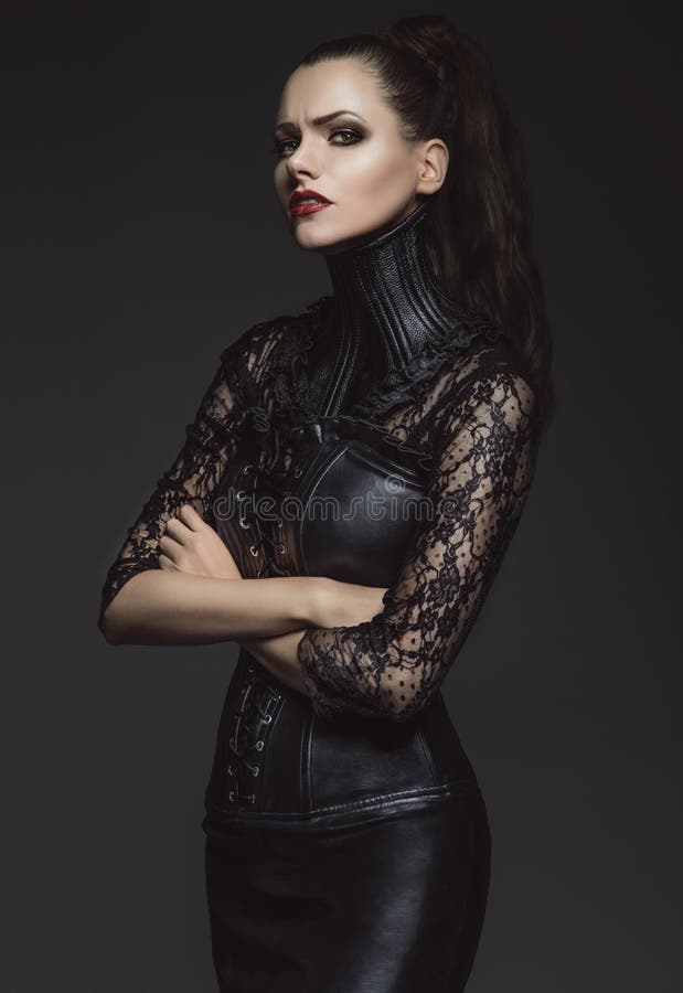 Mujer en la ropa de cuero foto de archivo. Imagen de piel - 70519330