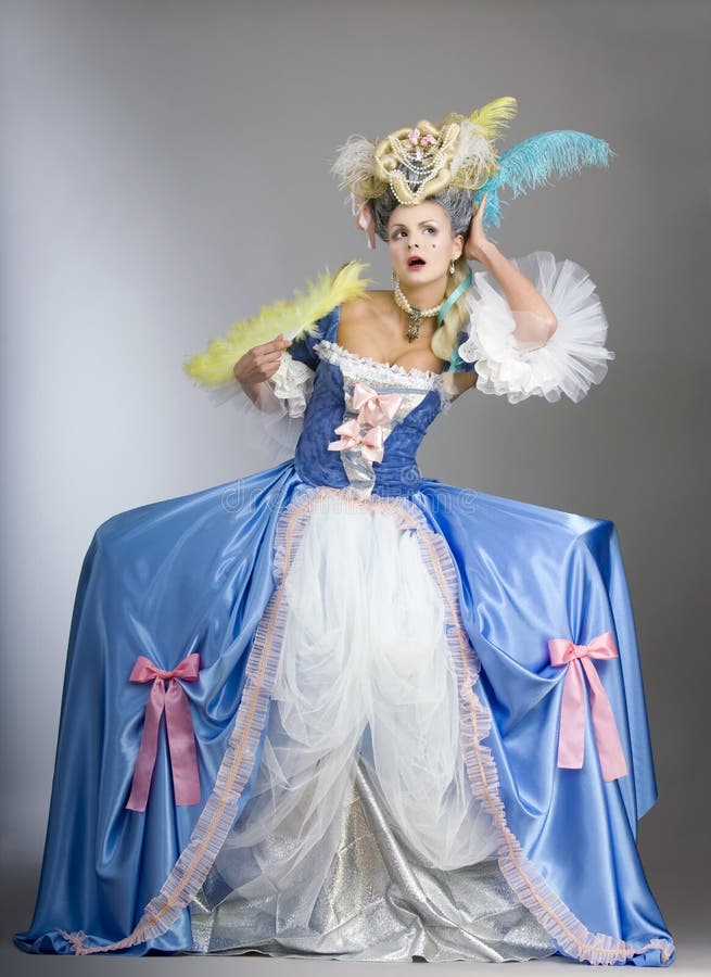 Mujer En La Ropa Medieval Del Estilo Foto de archivo - Imagen de ...