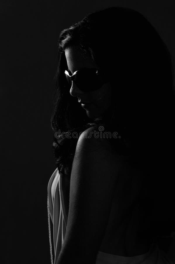 Mujer en la oscuridad imagen de archivo. Imagen de cuadro - 5485559