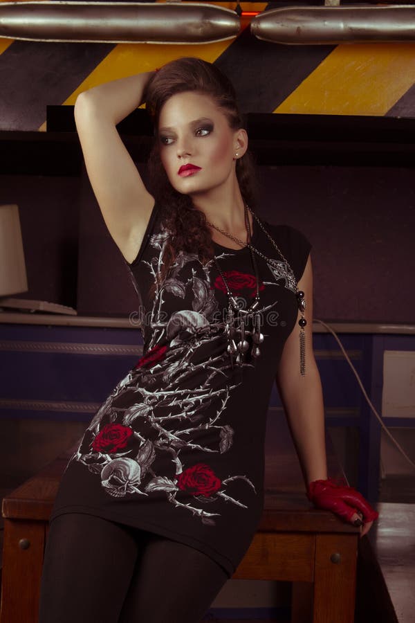 Mujer En Ropa Del Estilo De La Roca Foto de archivo - Imagen de belleza ...