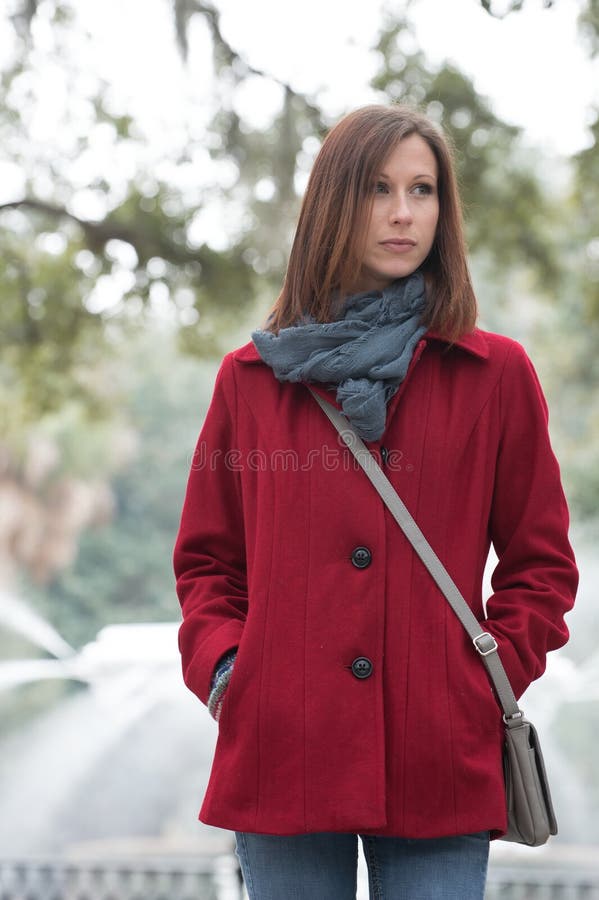 Mujer En Una Capa Roja Elegante Foto de archivo - Imagen de mujer ...