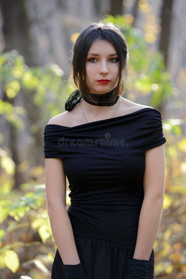 Mujer en vestido negro foto de archivo. Imagen de mujer - 34802576