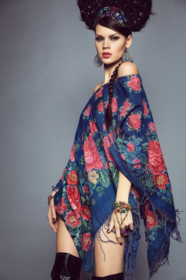Mujer En Vestido Ruso Tradicional Foto de archivo - Imagen de coleta ...