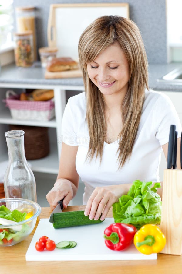 Mujer Encantada Que Prepara Una Comida Sana Imagen de archivo - Imagen ...