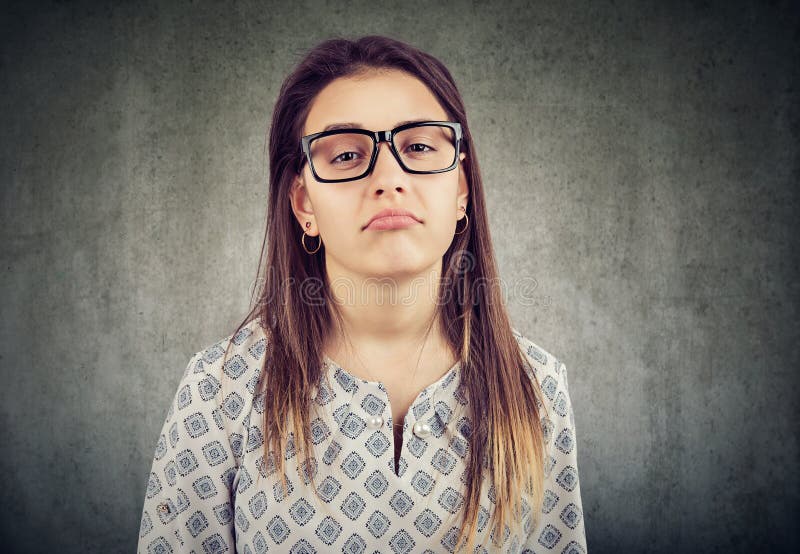 Mujer De Oficina Joven Aburrida O Fastidiada, De Traje, Ojos Rojos Y ...