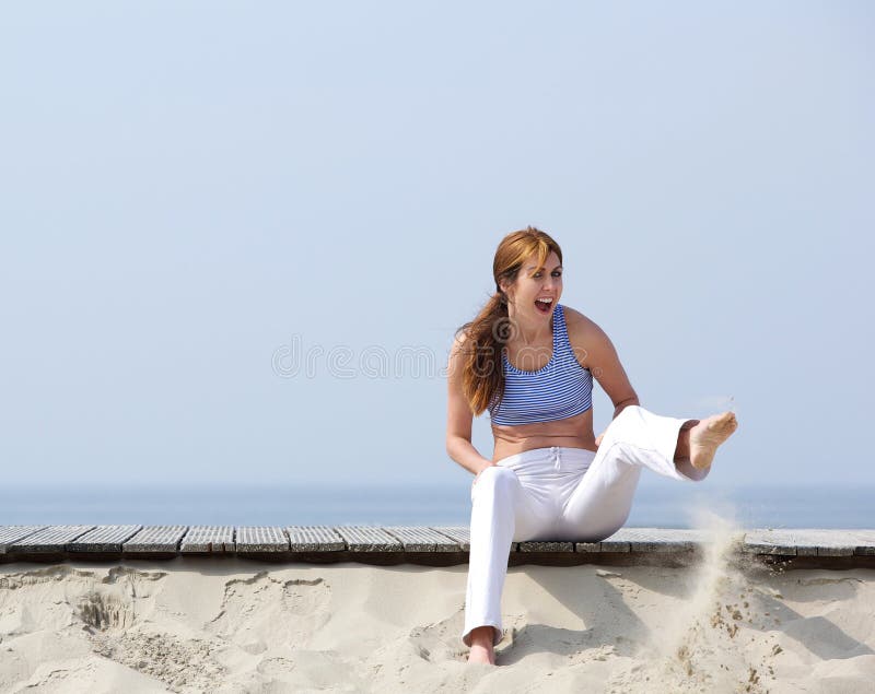 Mujer Envejecida Centro Despreocupado Imagen de archivo - Imagen de ...