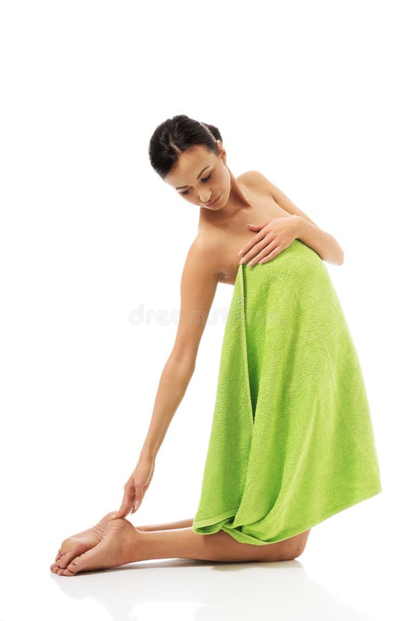 Mujer Envuelta En La Toalla Que Estira Los Brazos Imagen de archivo ...