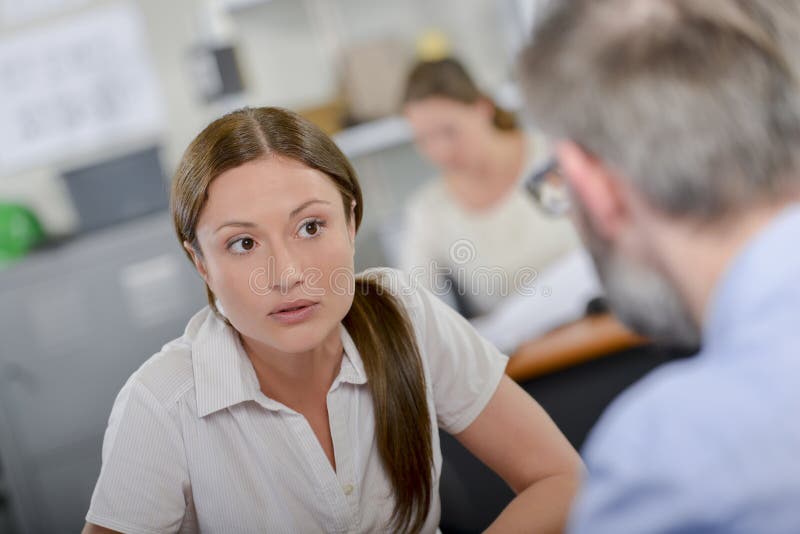 Arquitecto Sentado Con El Cliente Exigente Imagen de archivo - Imagen ...