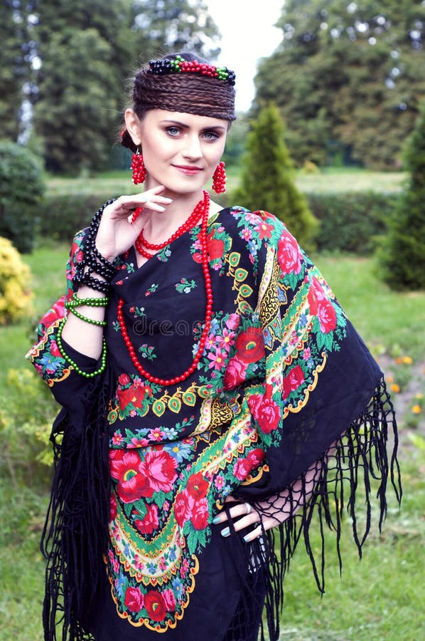 Dos Mujeres Eslavas Caucásicas Que Se Sientan En El Campo De Flores ...