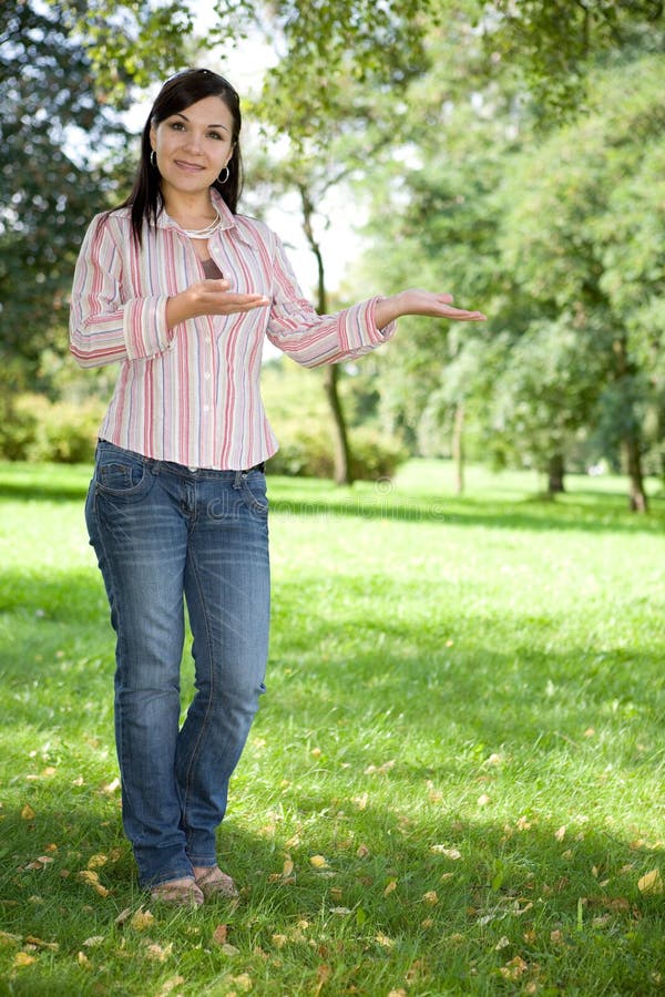 Mujer feliz foto de archivo. Imagen de cubo, hierba, fresco - 6372378
