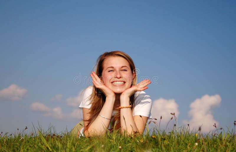 Mujer feliz imagen de archivo. Imagen de lifestyle, verde - 776059