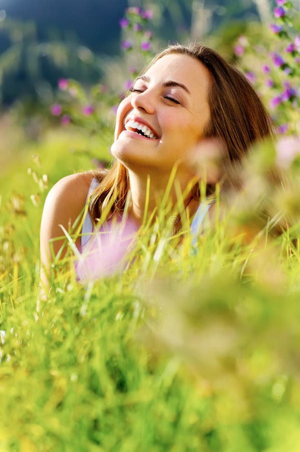 Mujer feliz al aire libre imagen de archivo. Imagen de lifestyle - 22273585