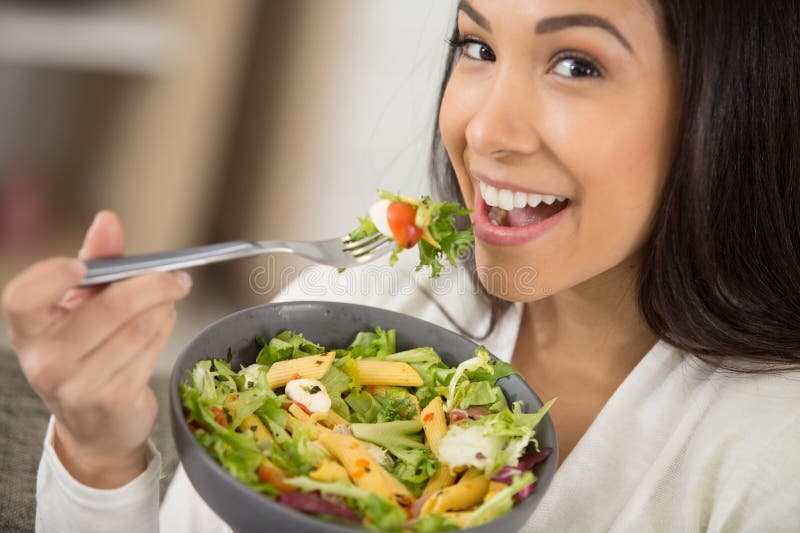 Mujer Feliz Comiendo Comida Saludable Foto de archivo - Imagen de coma ...