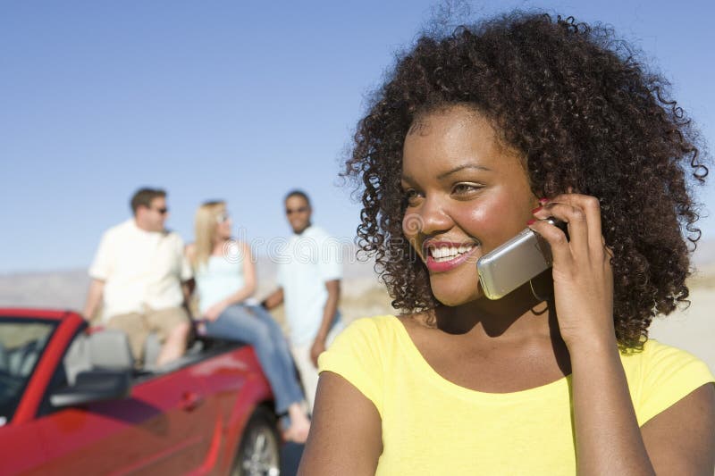 Mujer feliz en una llamada foto de archivo. Imagen de tenencia - 29651056